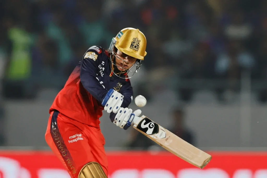 DC vs RCB: Smriti Mandhana's Elegant Lofted Over Covers Six